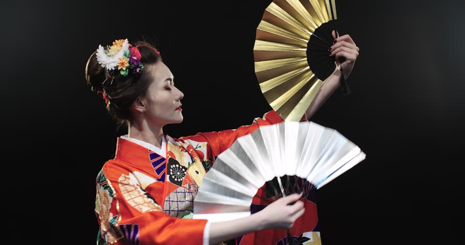 4K Beautiful Japanese Geisha Dancing On Stage And Posing For The Camera ...