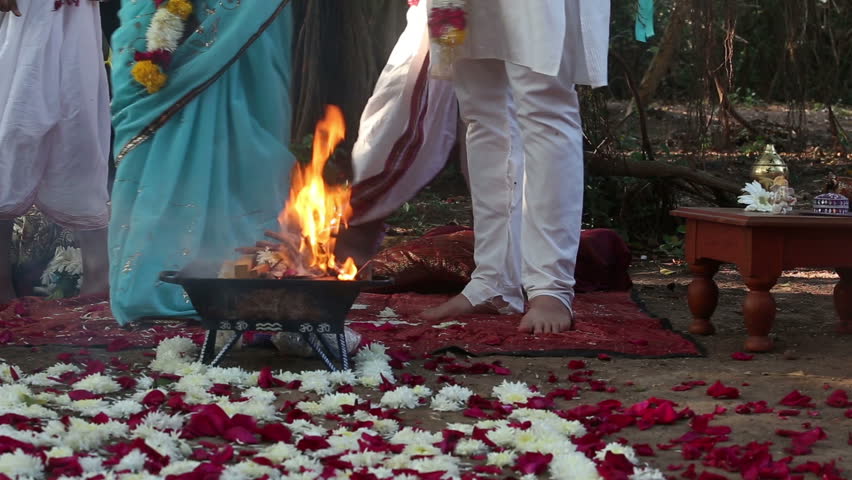 Hindu Wedding Walk Around The Fire The Significance Of Wedding Pheras